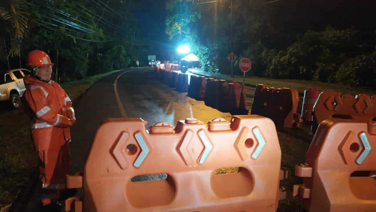 Caída de bancada en Humadea afecta vía a Granada Meta | Noticias Del ...